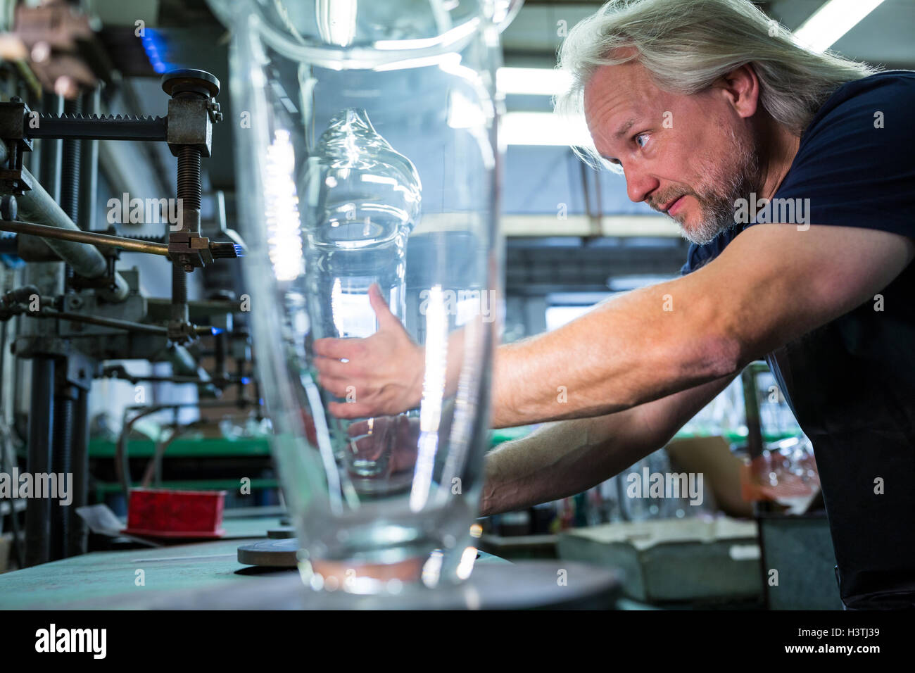 Glassblower working on glass hi-res stock photography and images - Alamy