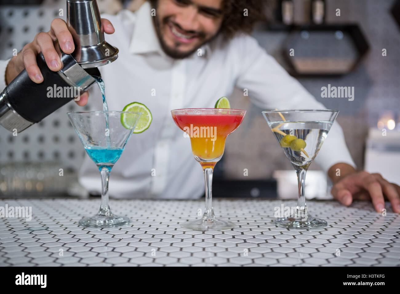 Bartender cocktail hi-res stock photography and images - Alamy