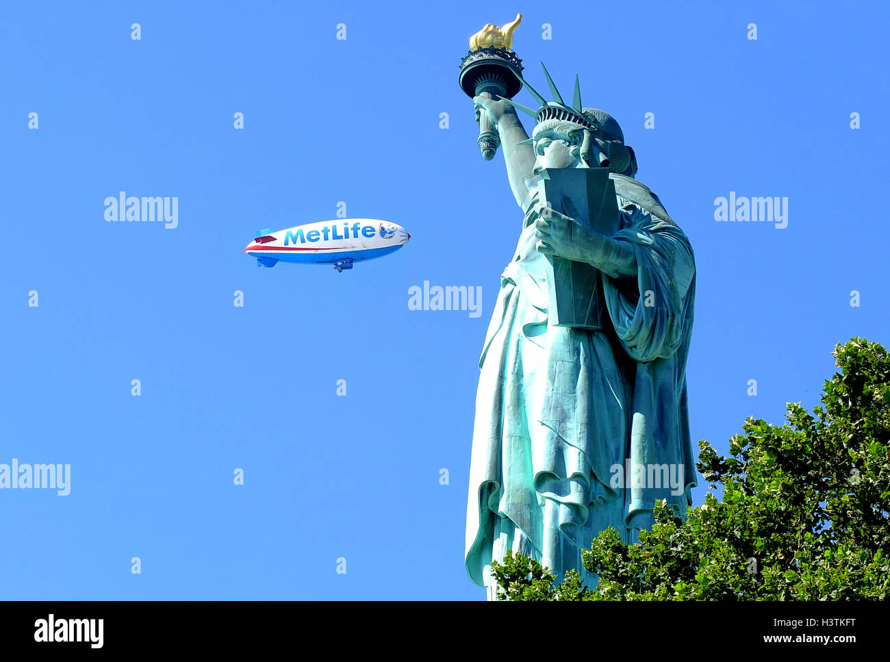 metlife blimp at the statue of liberty new york usa, The airship flies ...