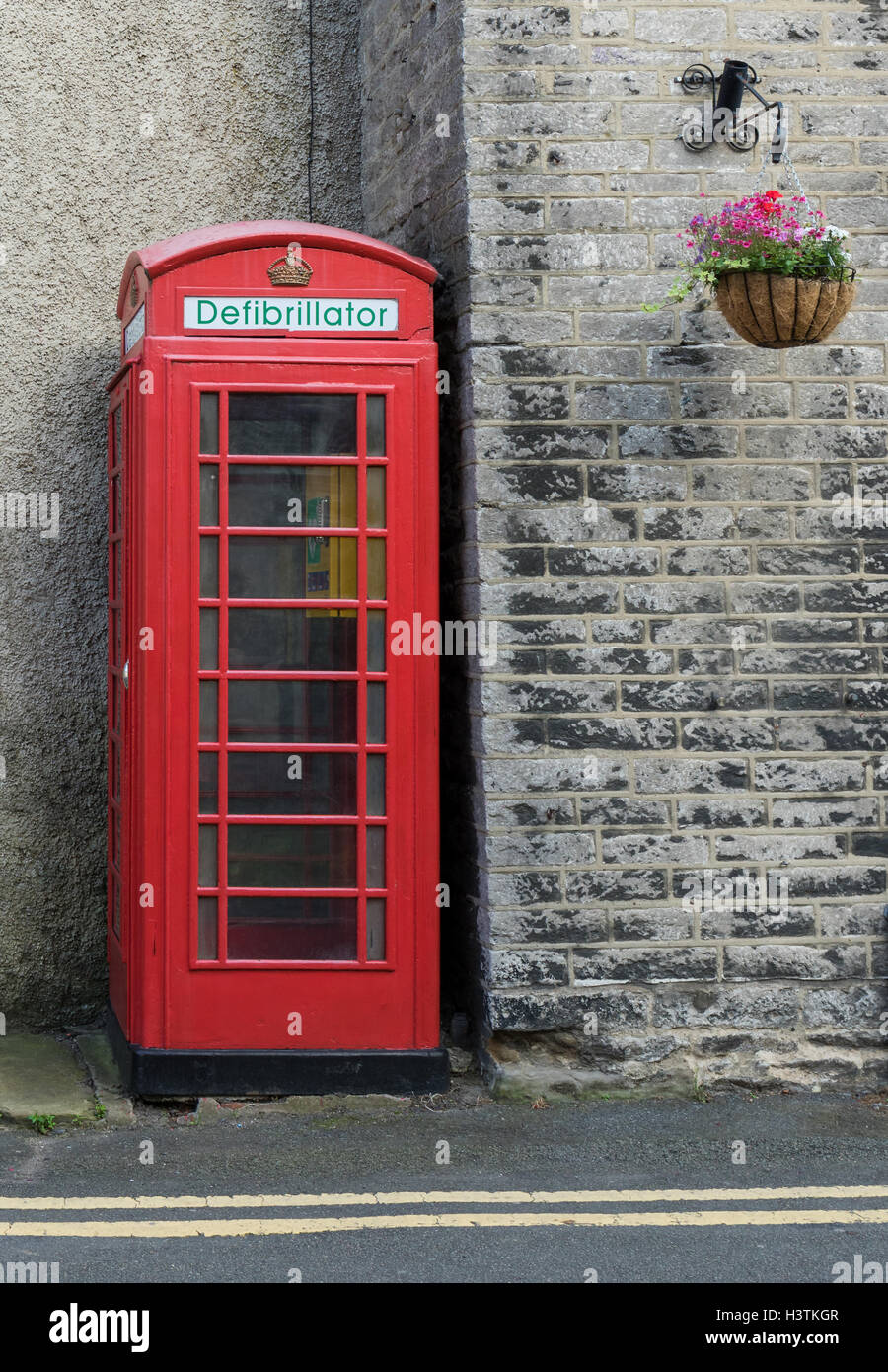 Traditional red phone box fitted with defibrillator - Castleton ...