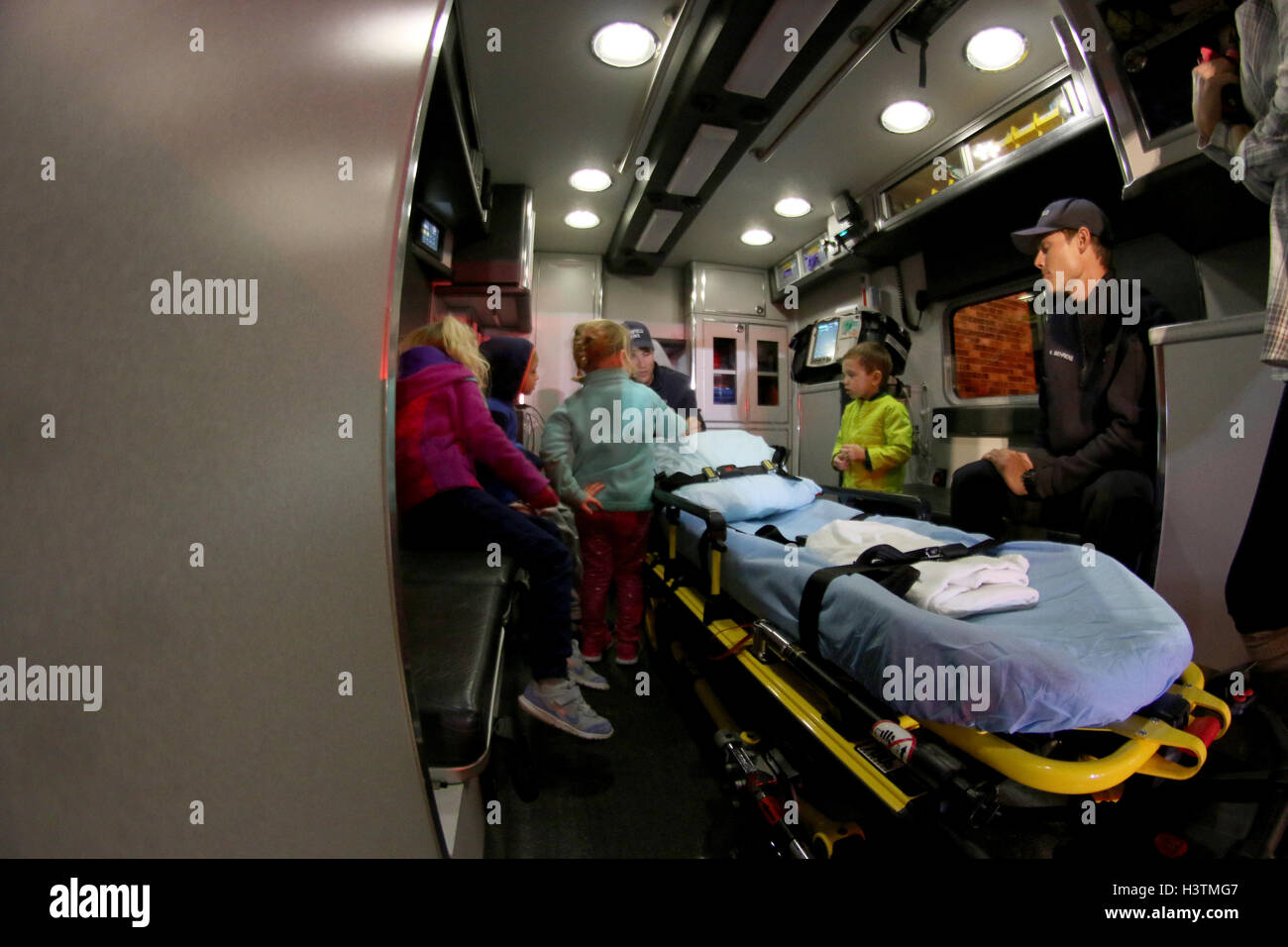 Firefighter talking to children hi-res stock photography and images - Alamy