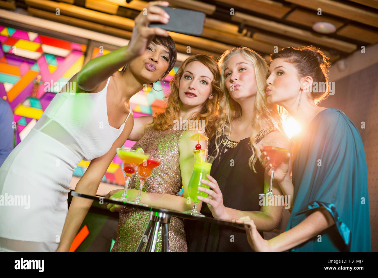 Girl holding phone nightclub hi-res stock photography and images - Alamy