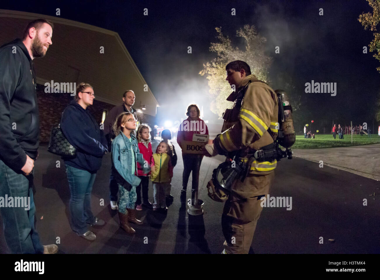 Teaching kids fire safety hi-res stock photography and images - Alamy