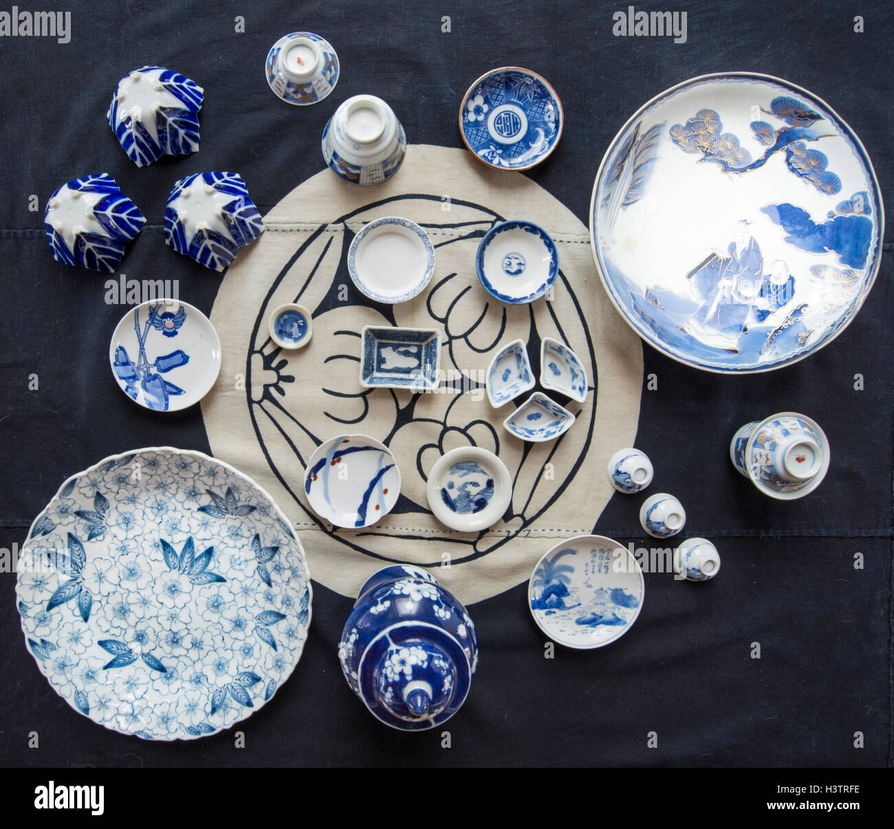 Traditional japanese ceramic hi-res stock photography and images - Alamy