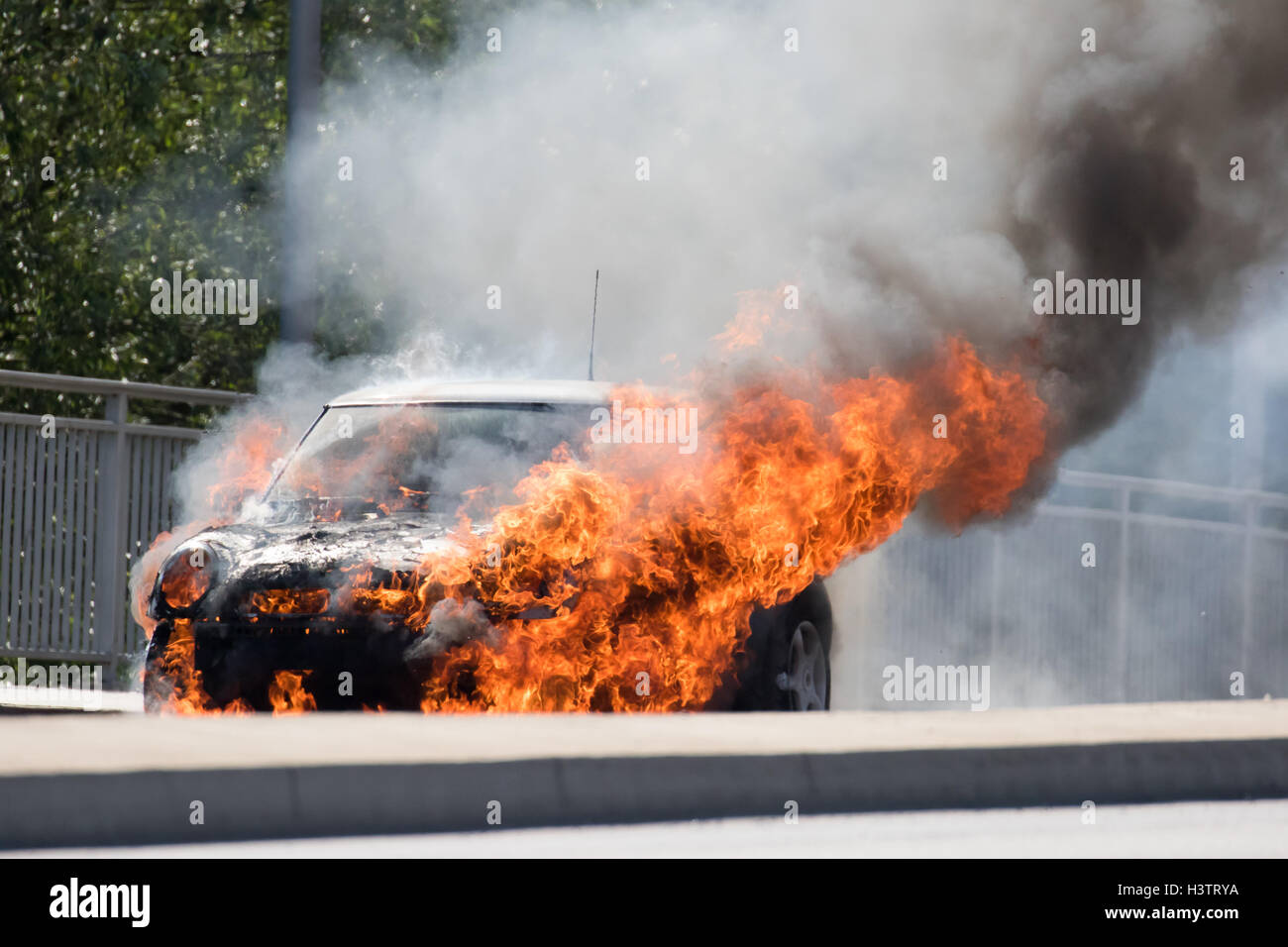 Car burning hi-res stock photography and images - Alamy