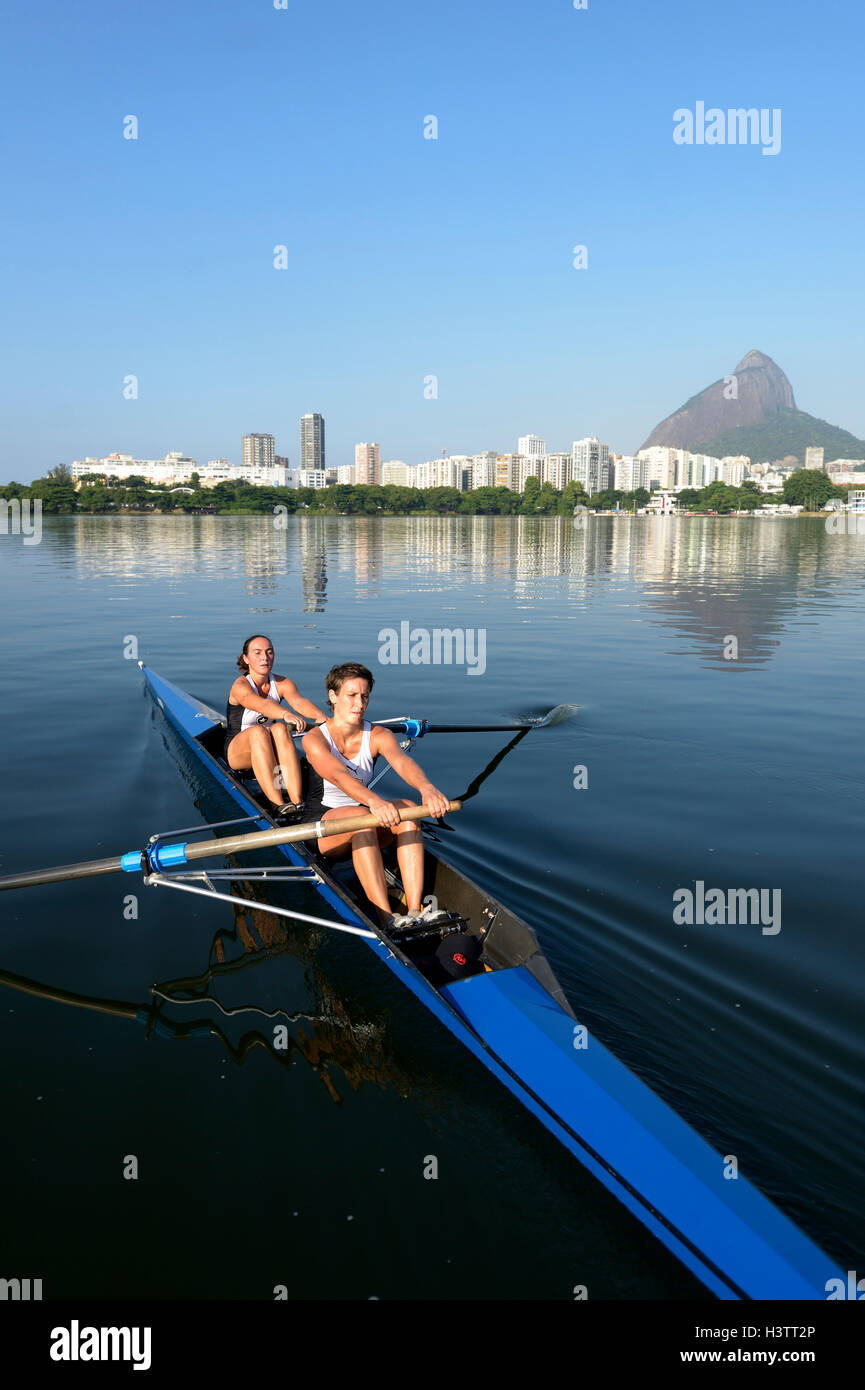 Two young women rowing hi-res stock photography and images - Alamy