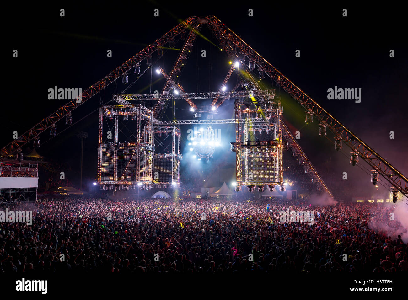 Rave dancing hi-res stock photography and images - Alamy