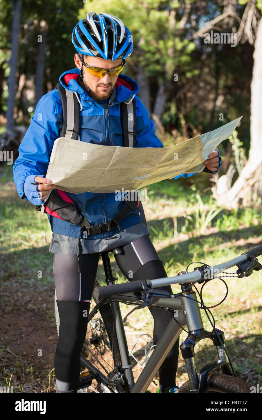 Biker looking at map hi-res stock photography and images - Alamy