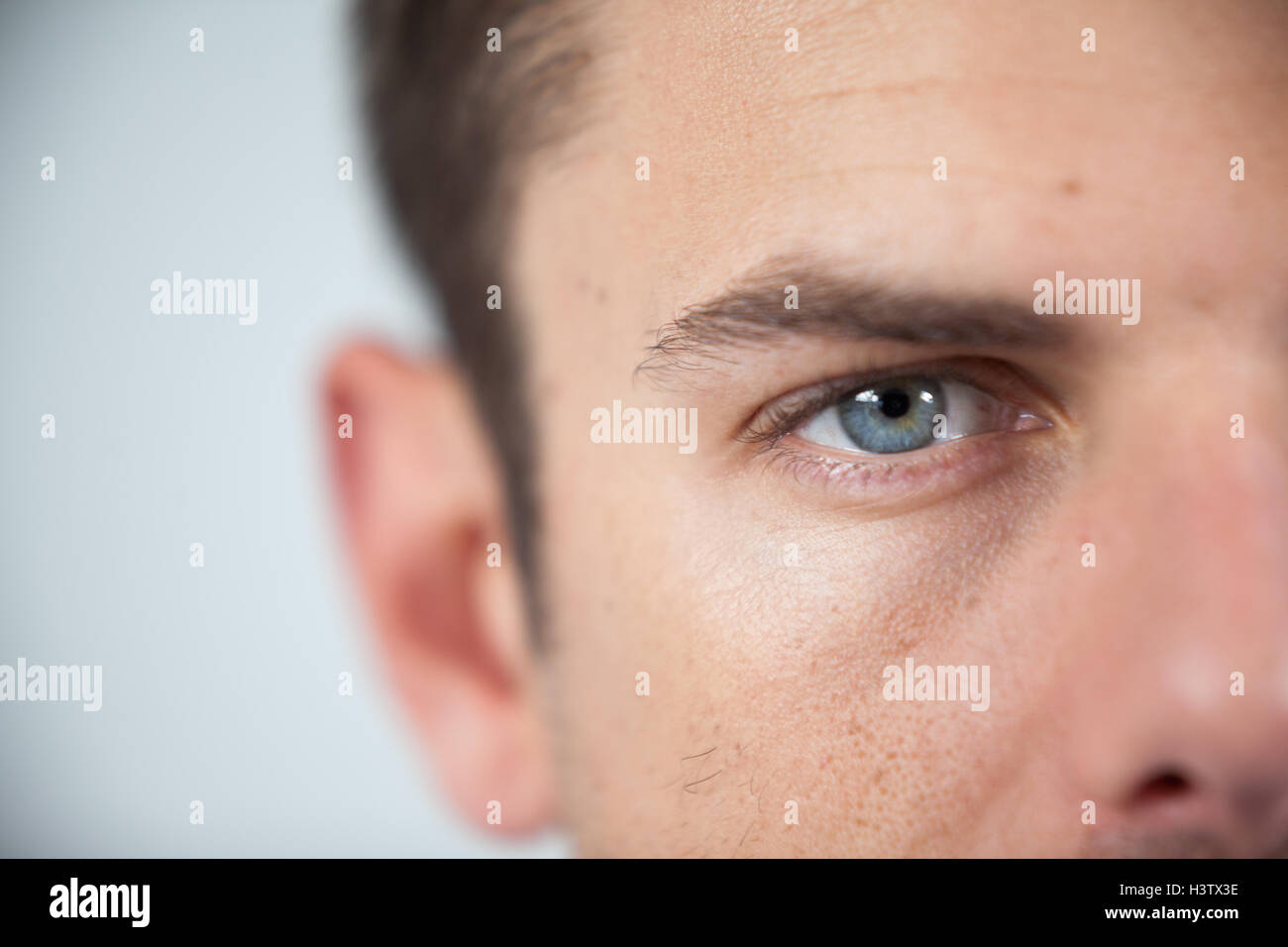 Man wearing contact lens Stock Photo - Alamy