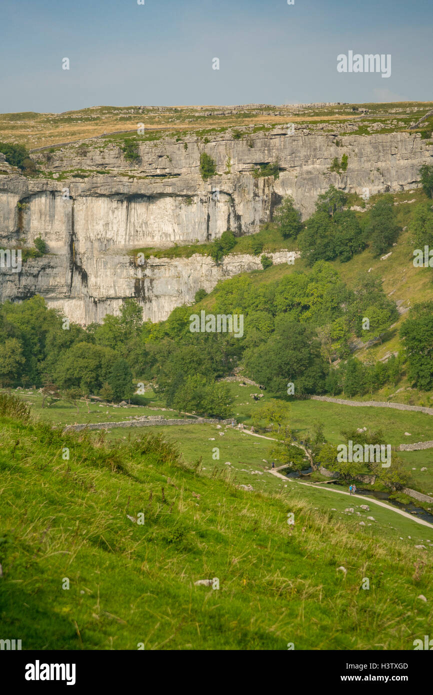 Malham cove yorkshire dales national hi-res stock photography and ...