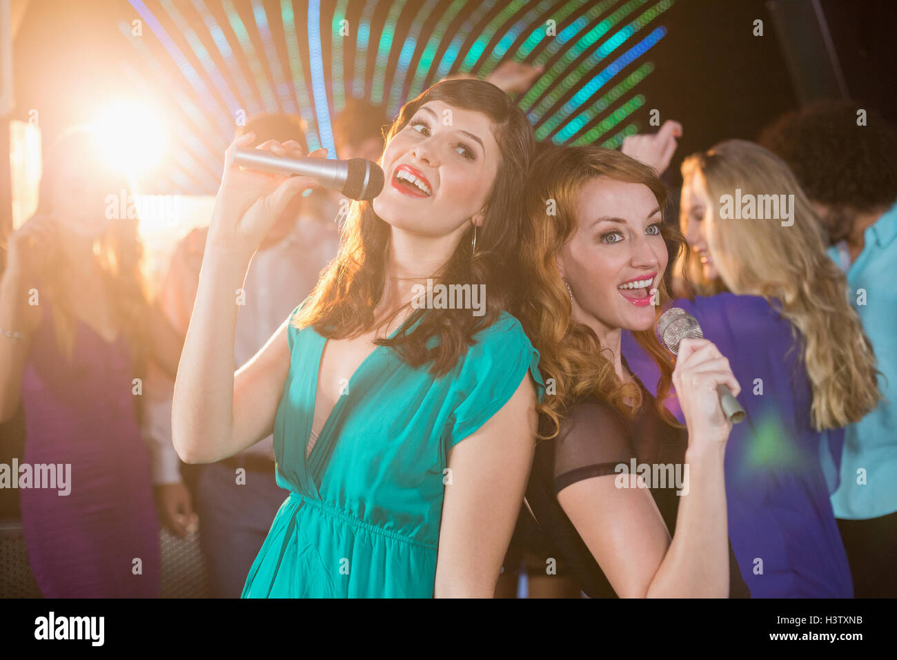 Women singing hi-res stock photography and images - Alamy