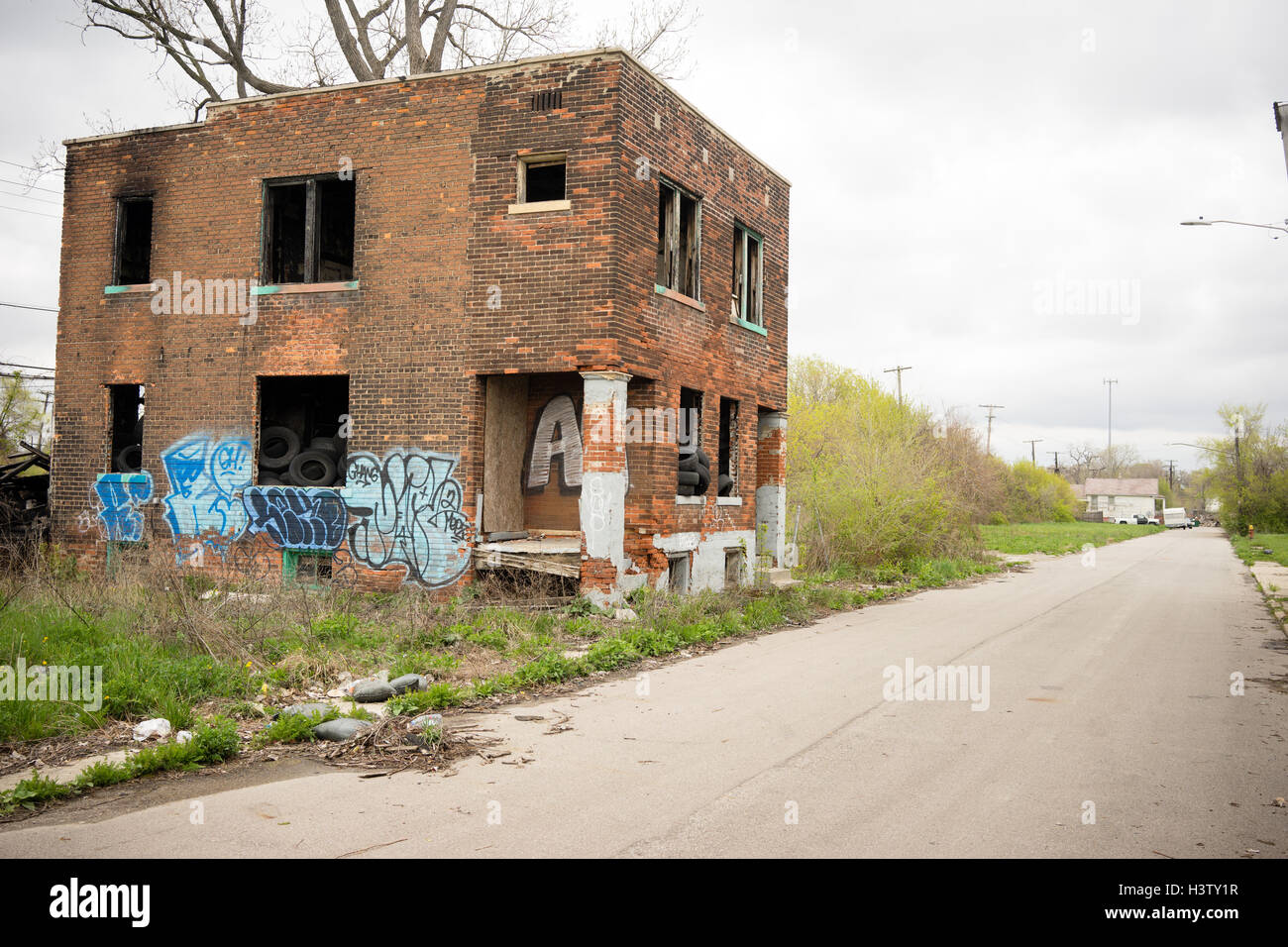 Distressed building and neighborhood in Detroit Stock Photo - Alamy