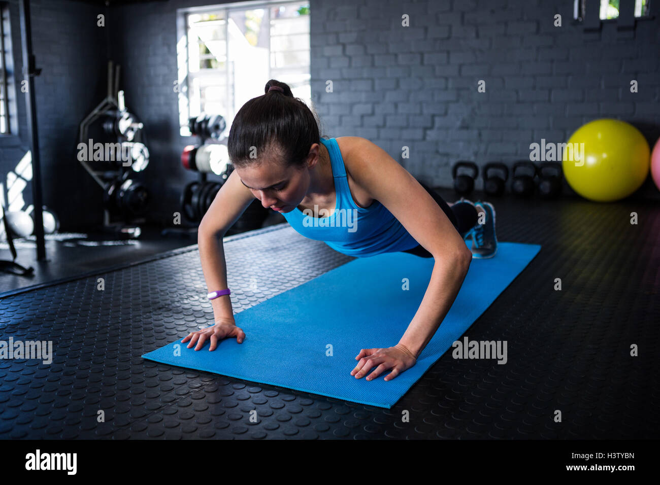 Sporty young woman doing push-ups Stock Photo - Alamy