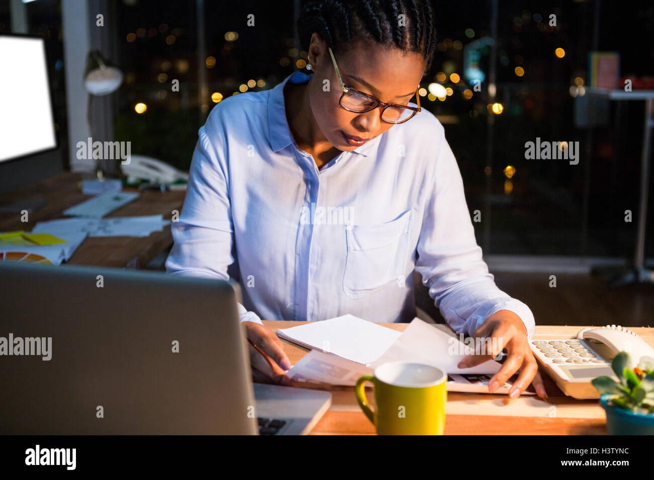 Reading document paper hi-res stock photography and images - Alamy