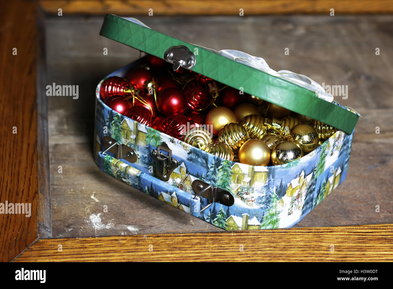 red ball in a box Stock Photo - Alamy