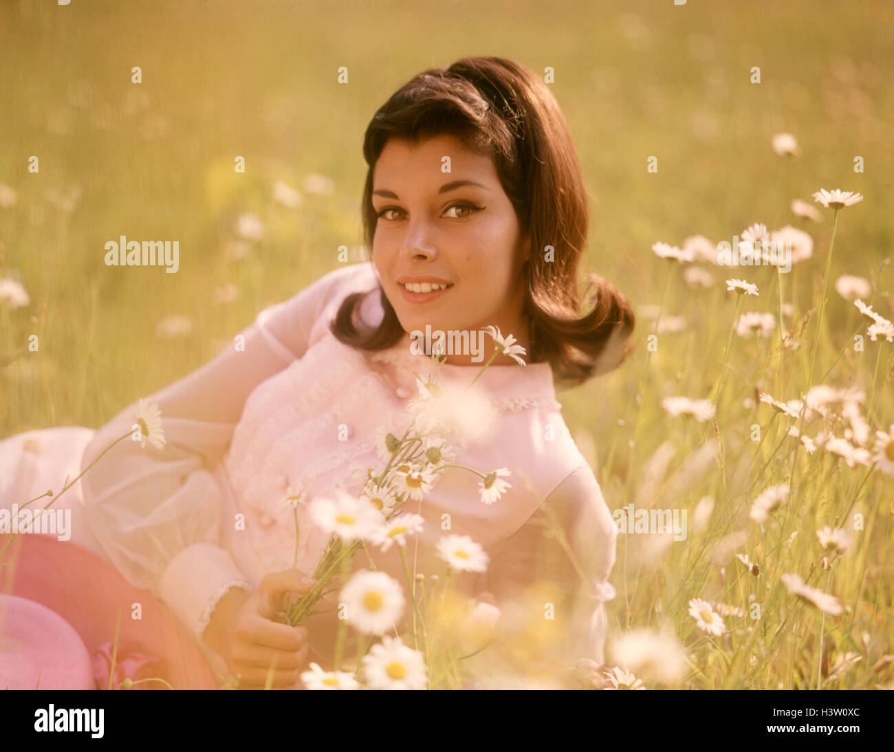 Vintage 1970s young brunette woman hi-res stock photography and images ...