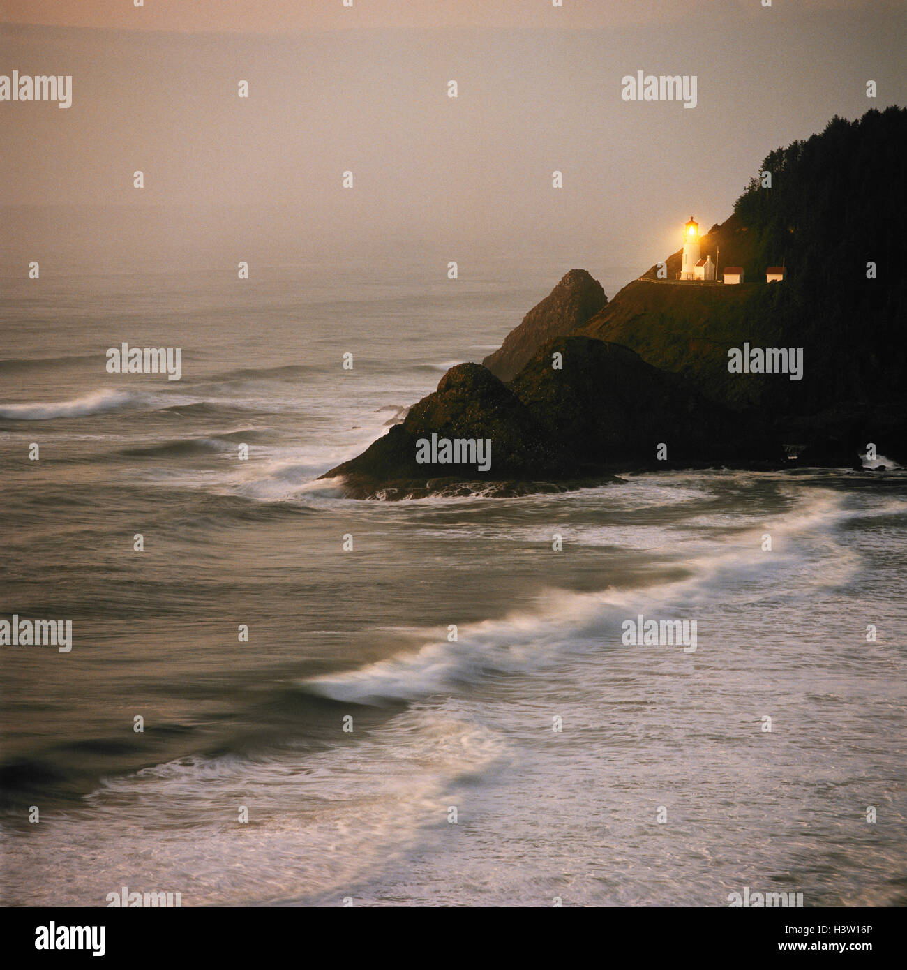 HECETA HEAD LIGHTHOUSE AT DUSK NORTH OF FLORENCE OREGON BUILT IN 1894 ...