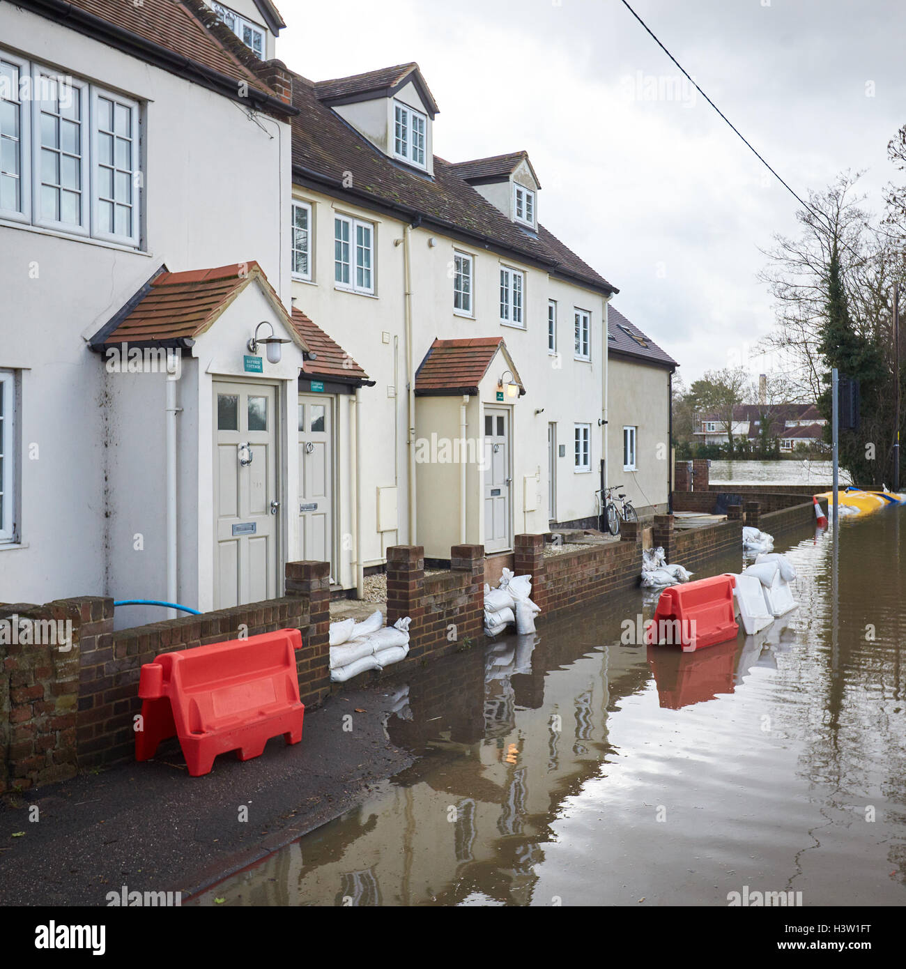 Houses floods hi-res stock photography and images - Alamy