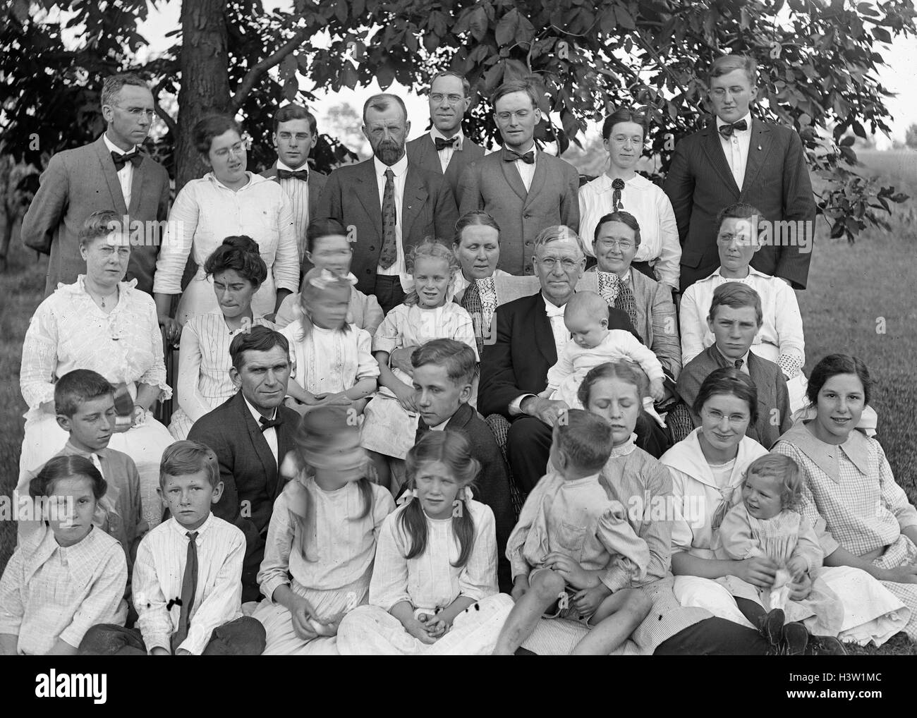 1900s 1915 GROUP PORTRAIT EXTENDED FAMILY THREE GENERATIONS OUTDOORS ON ...