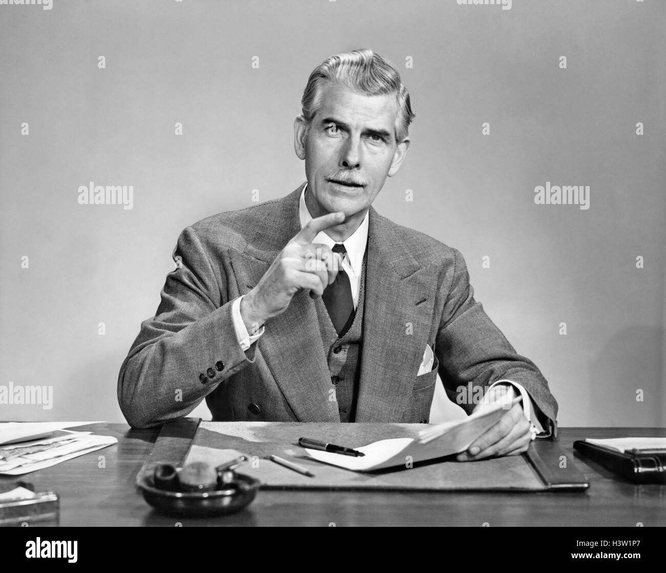1950s man business desk suit hi-res stock photography and images - Alamy