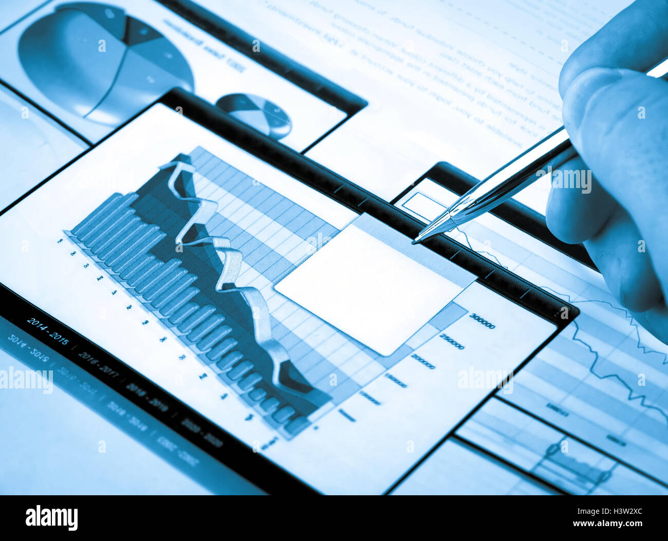 Hand pie charts hi-res stock photography and images - Alamy
