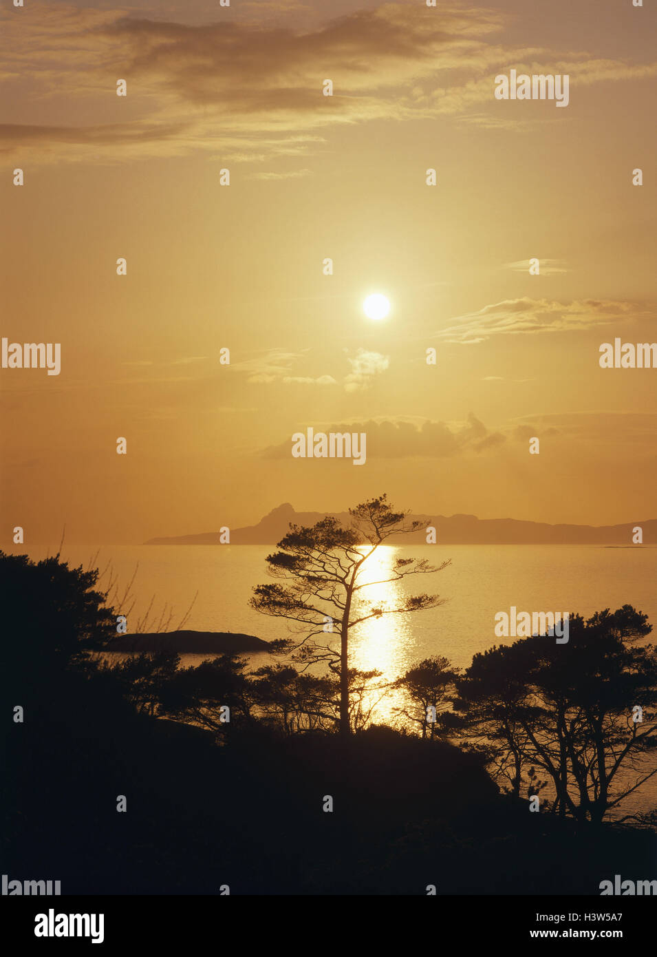 Islands of eigg hi-res stock photography and images - Alamy