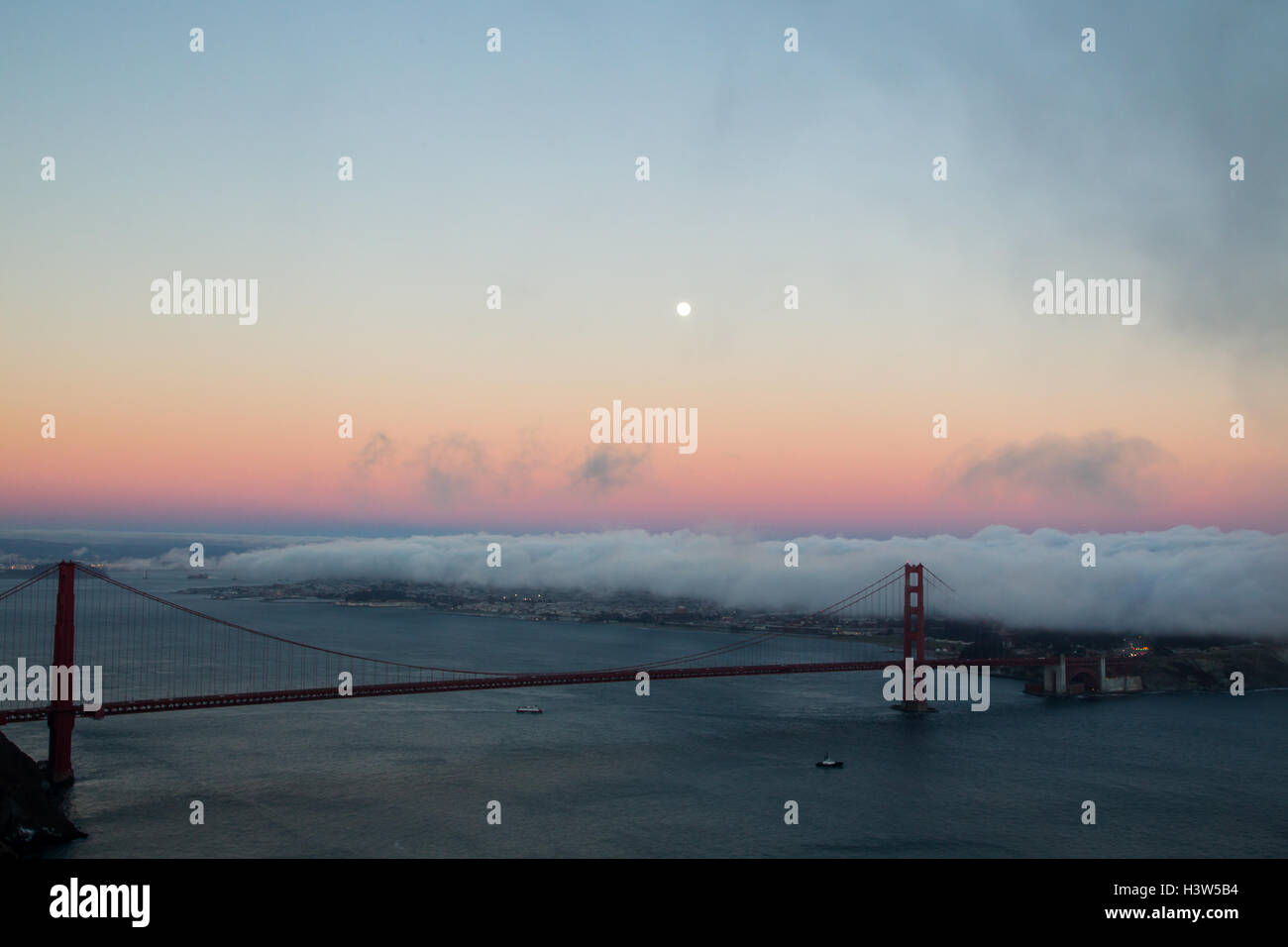 Full moon shining over the Golden Gate Bridge in San Francisco ...