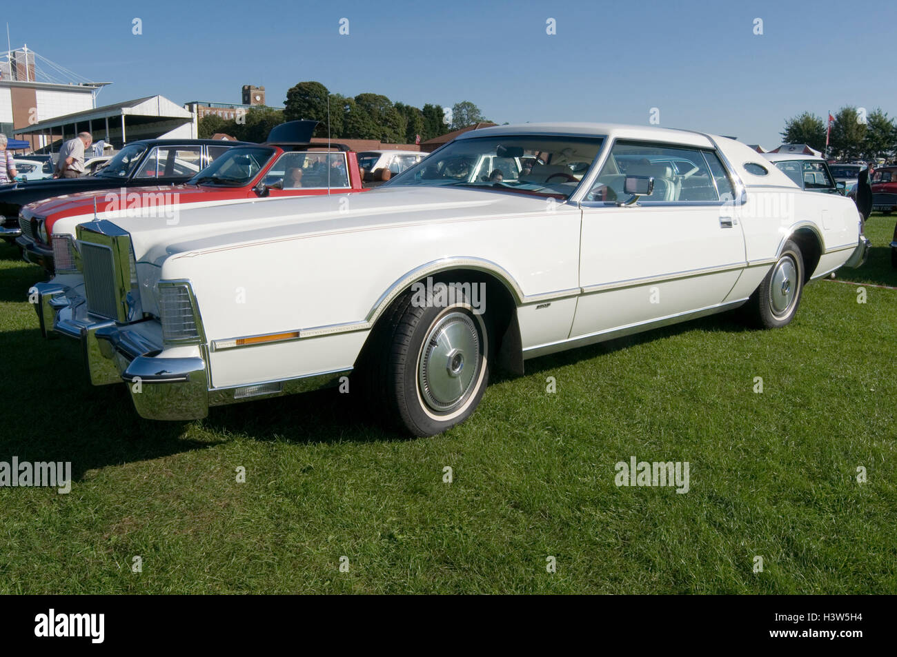 Lincoln continental American spare wheel hump Stock Photo - Alamy