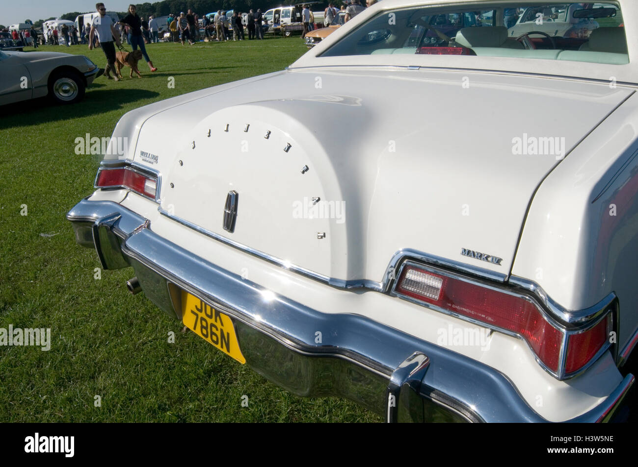 Lincoln continental American spare wheel hump Stock Photo - Alamy