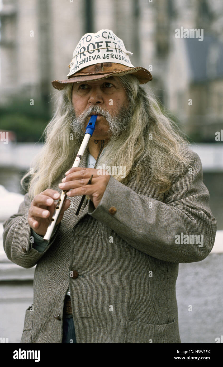 Tramp paris hi-res stock photography and images - Alamy