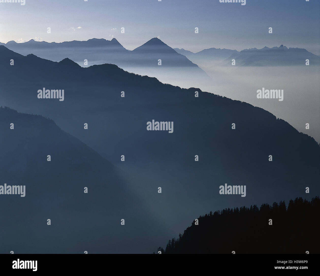 Switzerland, the Bernese Oberland, mountain landscape, high-level fog ...