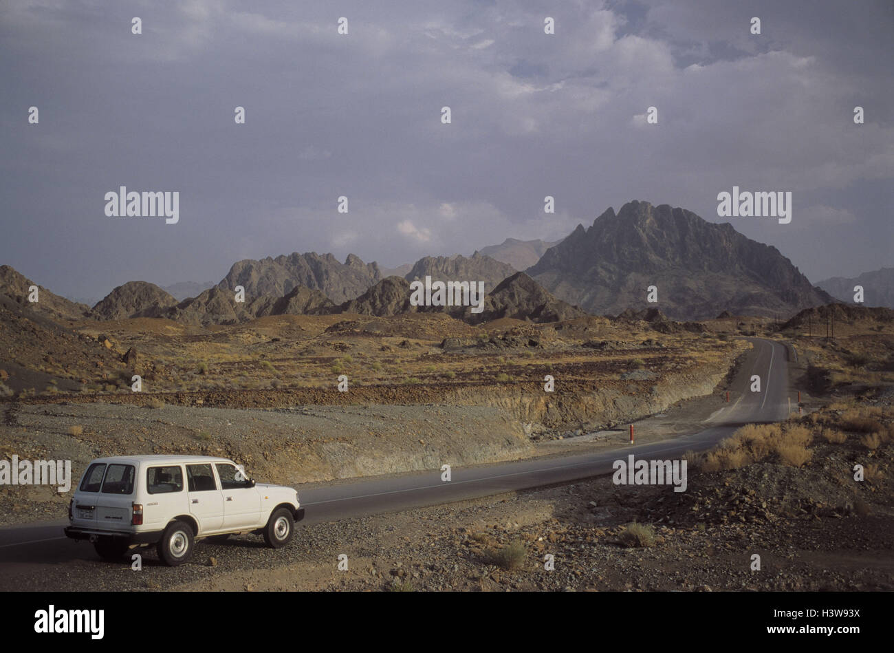 Oman, highland, with Nizwa, street, car, side view, scenery ...