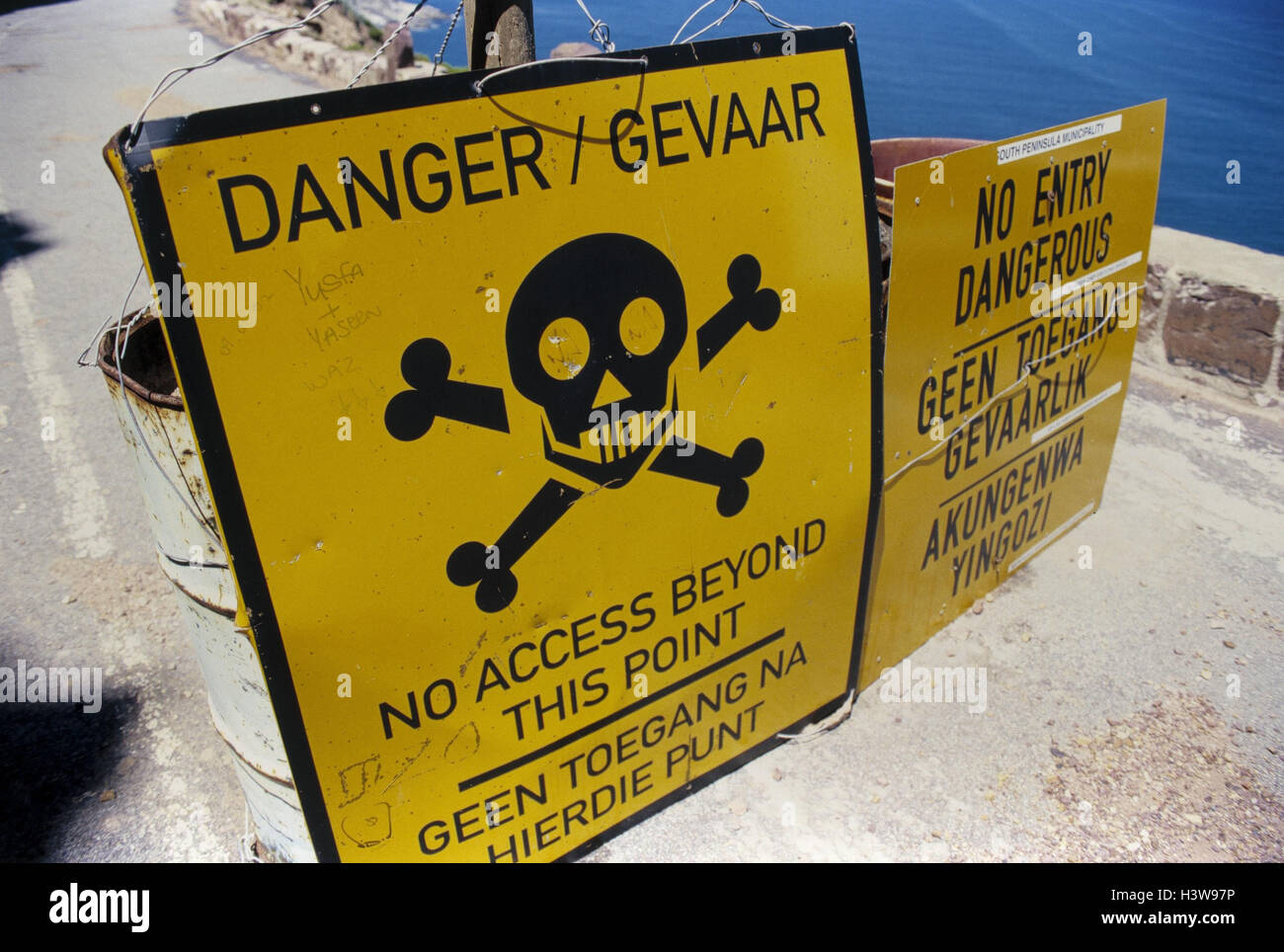 South, Africa, Capetown, Hout-Bay, Chapman's Peak, road block, signs ...