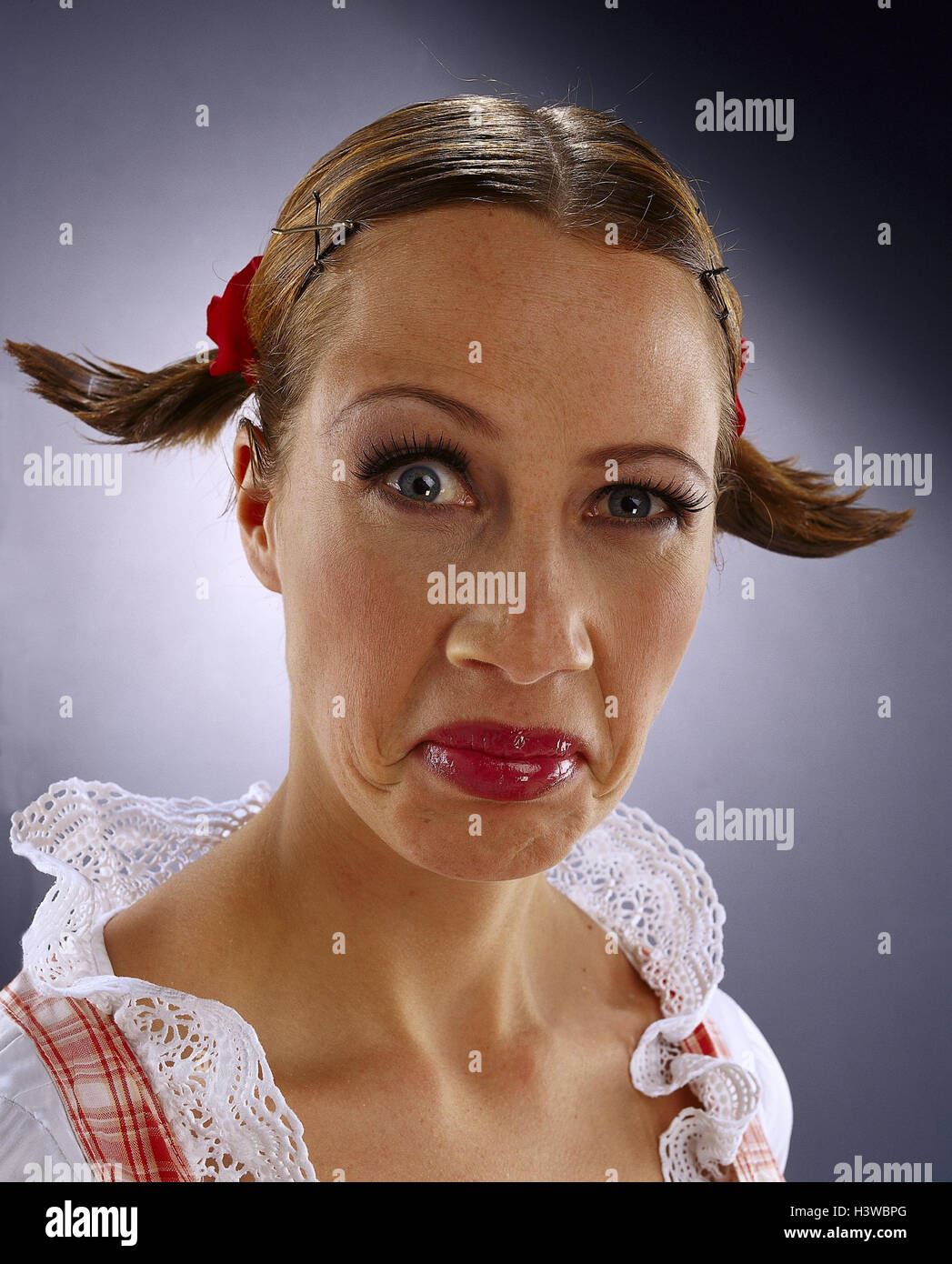 Woman Young Dirndl Dekollete Facial Play Estimating Half Portrait