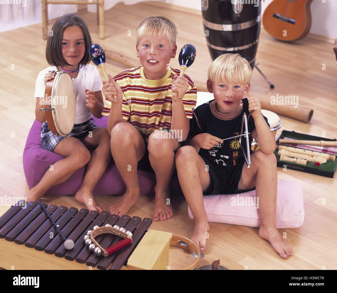 Music therapy, children, musical instruments, tambourine, Rumba-Rassel ...