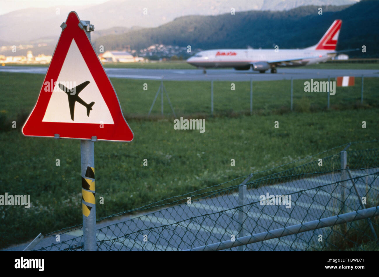 Airport, airplane, traffic sign, "esteem air traffic", start, land ...
