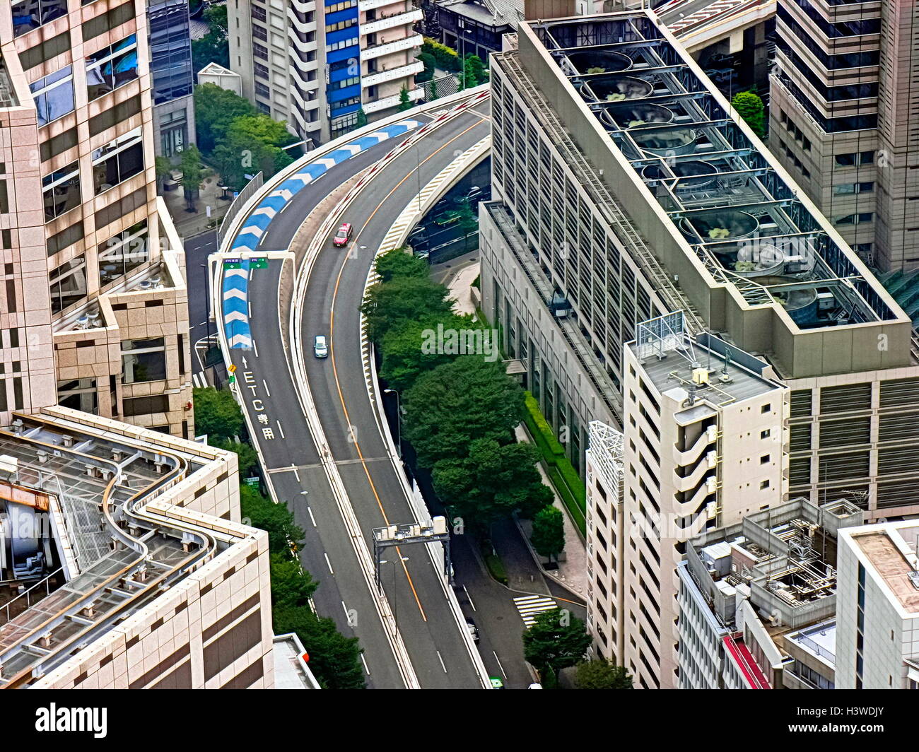 Cars driving along tokyo highway hi-res stock photography and images ...