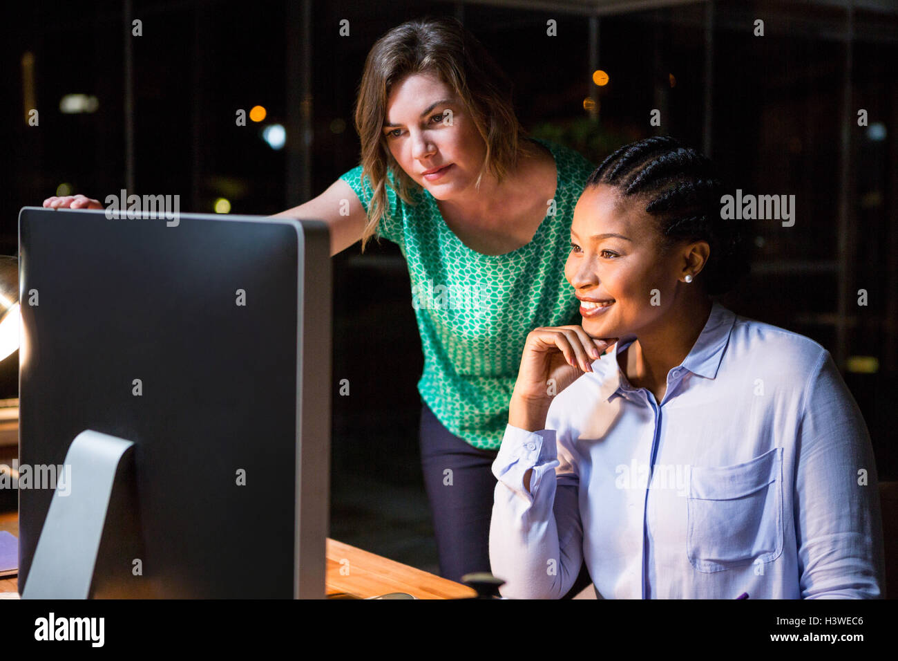Women looking monitor hi-res stock photography and images - Alamy