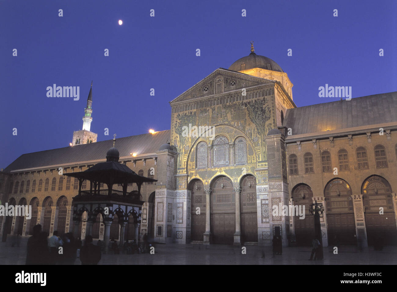 Syria, Damascus, town view, Omayyaden mosque, inner courtyard, evening ...