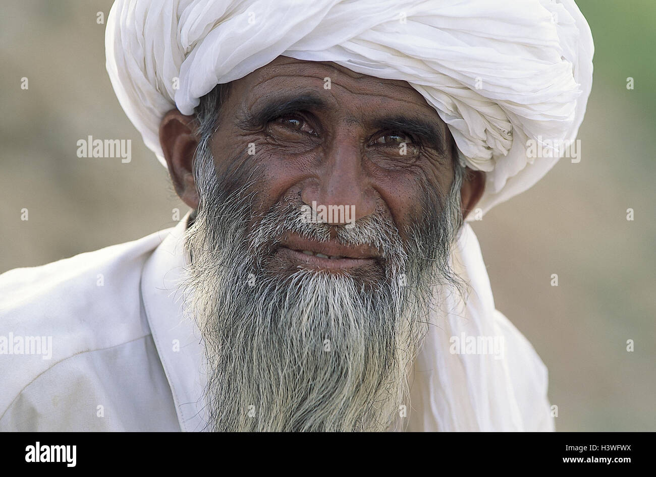 Iran, senior, beard, grey, turban, portrait, no model release, outside ...