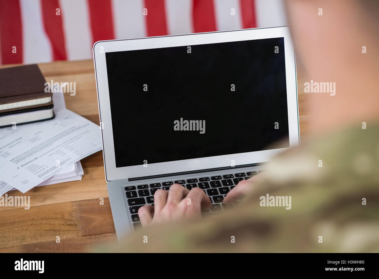 Soldier laptop computer hi-res stock photography and images - Alamy