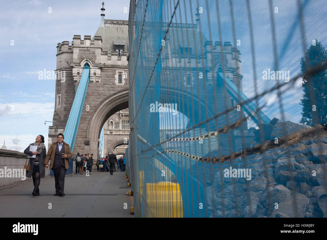 The start of repairs to London's Tower Bridge, closed to traffic and ...