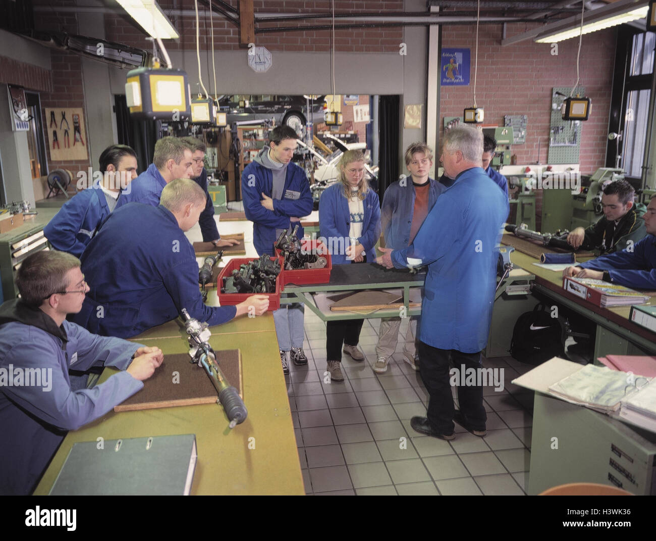 Professional training, vehicle craft, garage, trainees, instructors ...