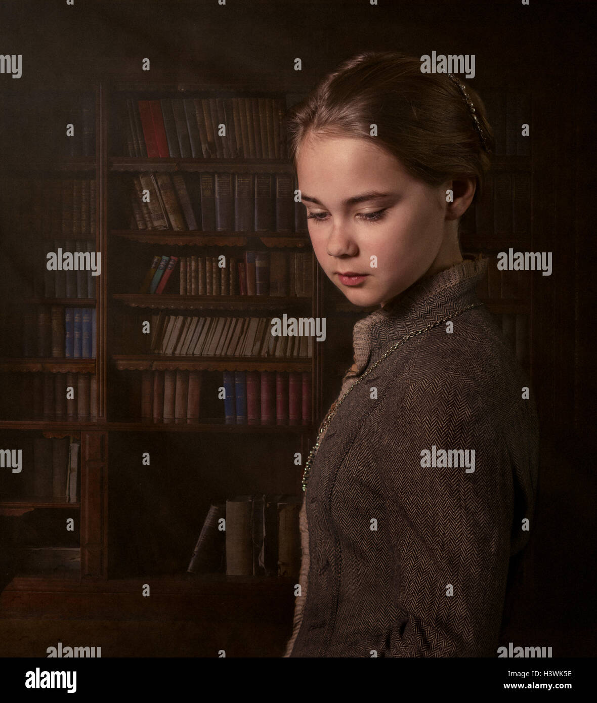 Portrait of a woman standing in a library Stock Photo - Alamy