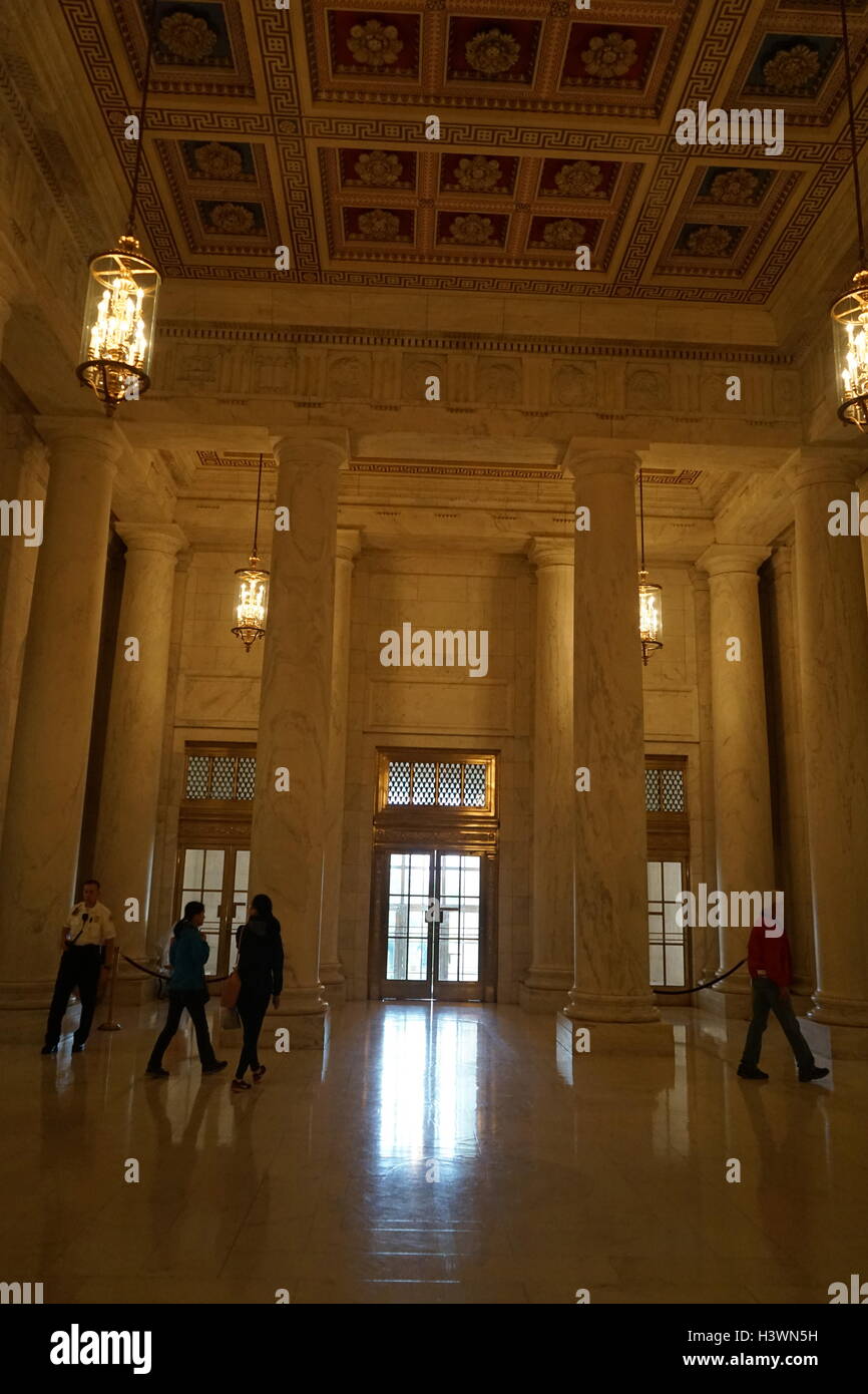 Supreme courthouse interior america hi-res stock photography and images ...