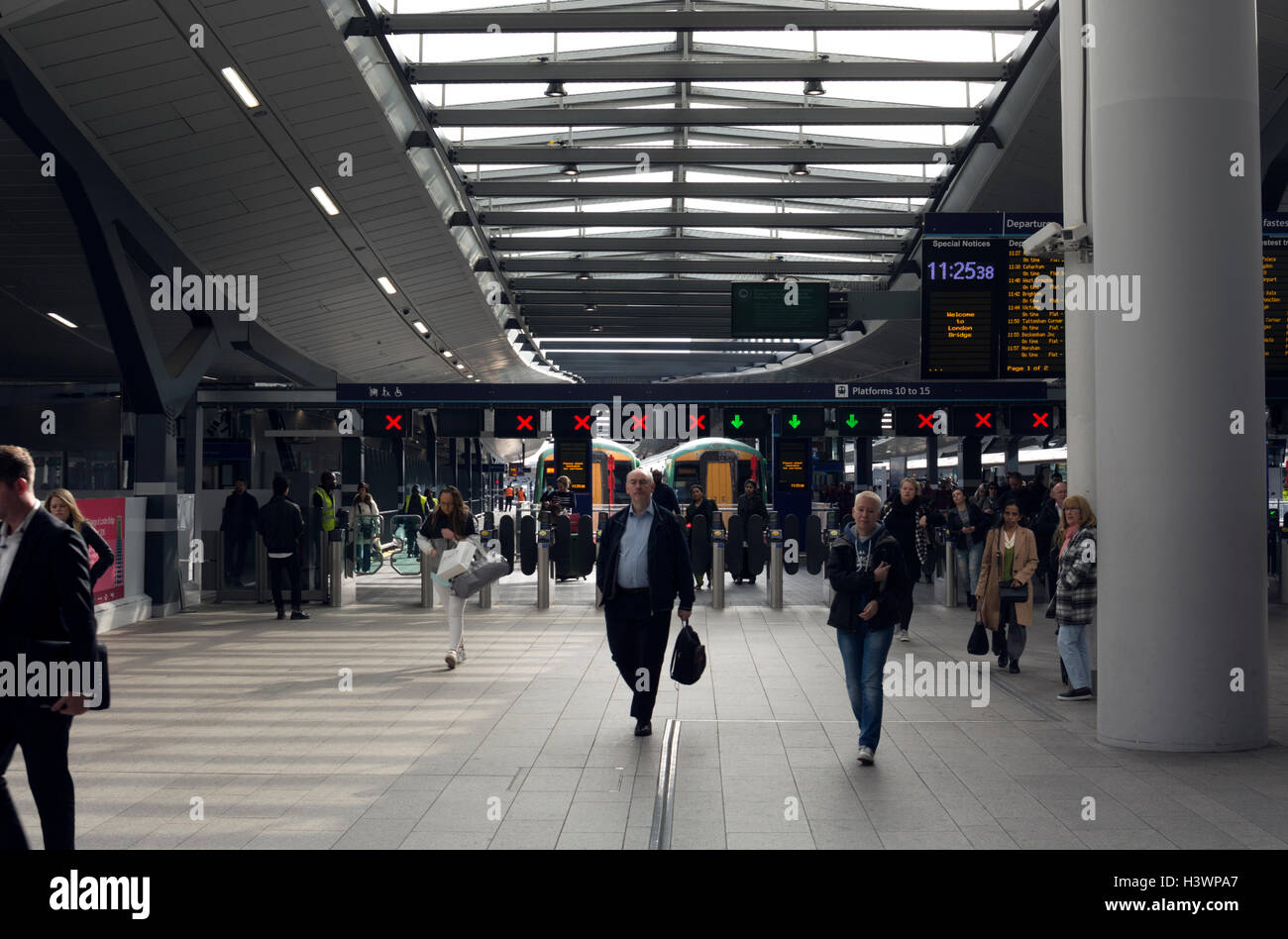 London Bridge station foyer, London, UK Stock Photo - Alamy