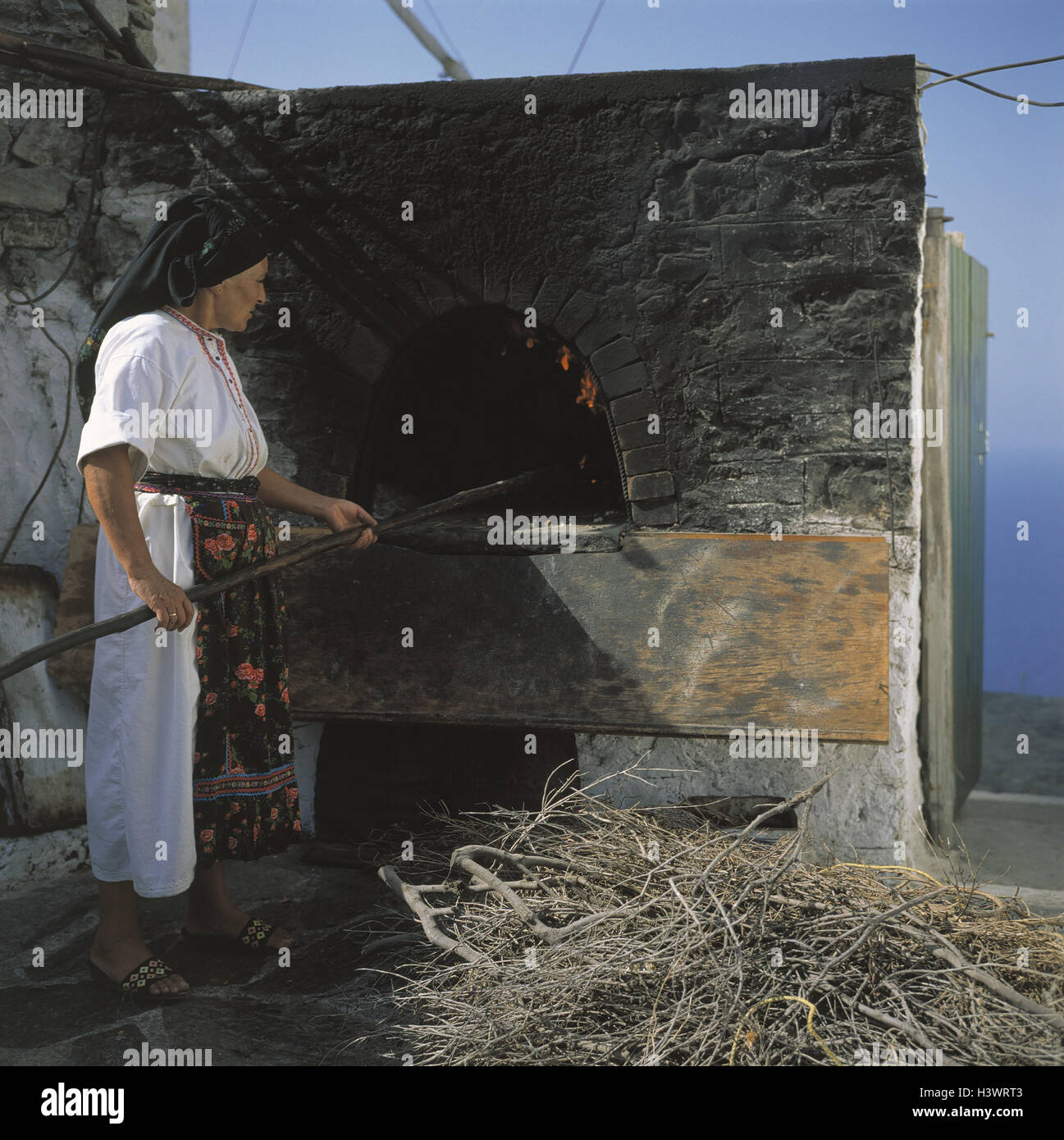 Greece, cirque emotionalism, Olympos, stone kiln, woman, bread, bake ...