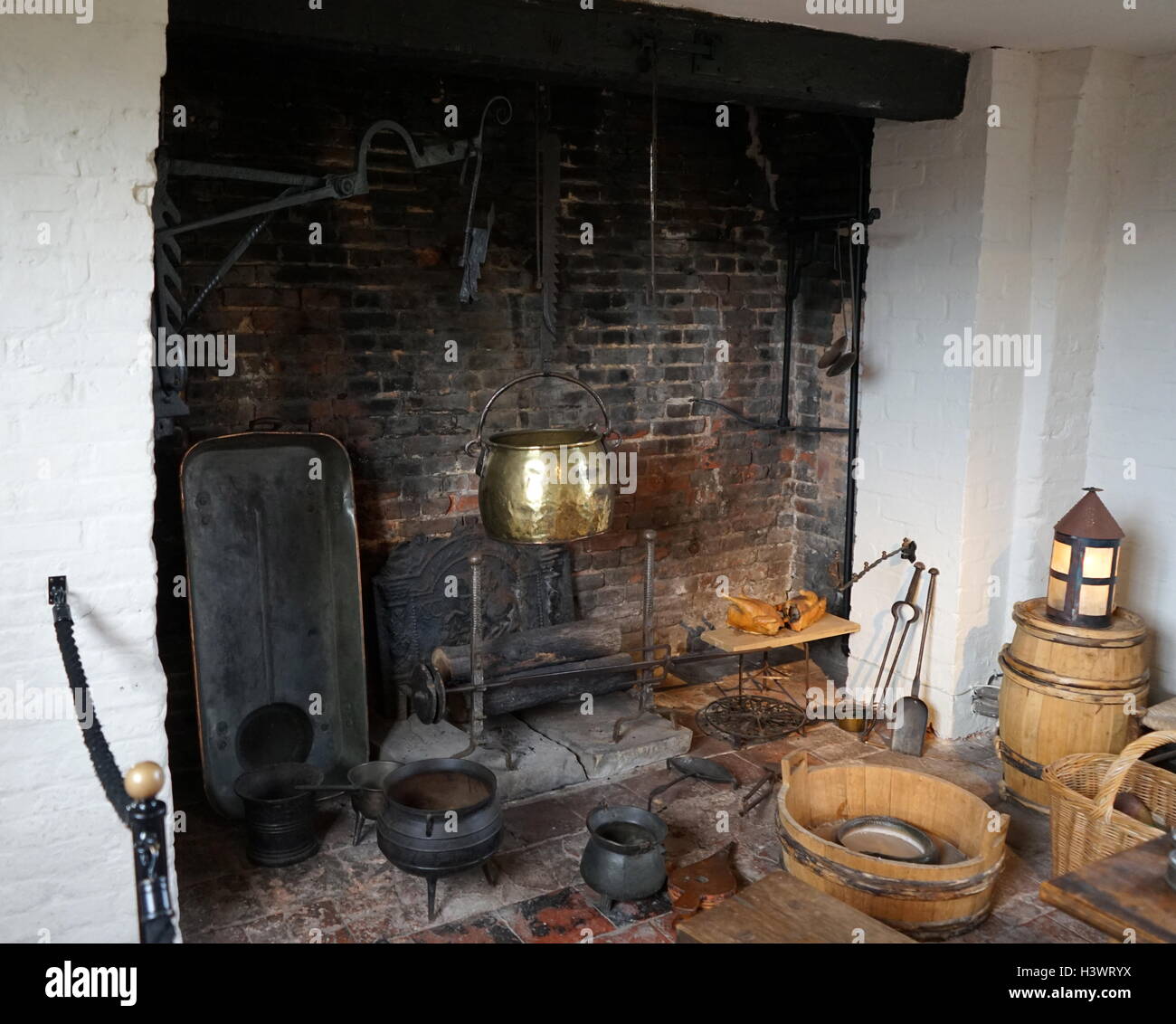 Tudor fireplace hi-res stock photography and images - Alamy