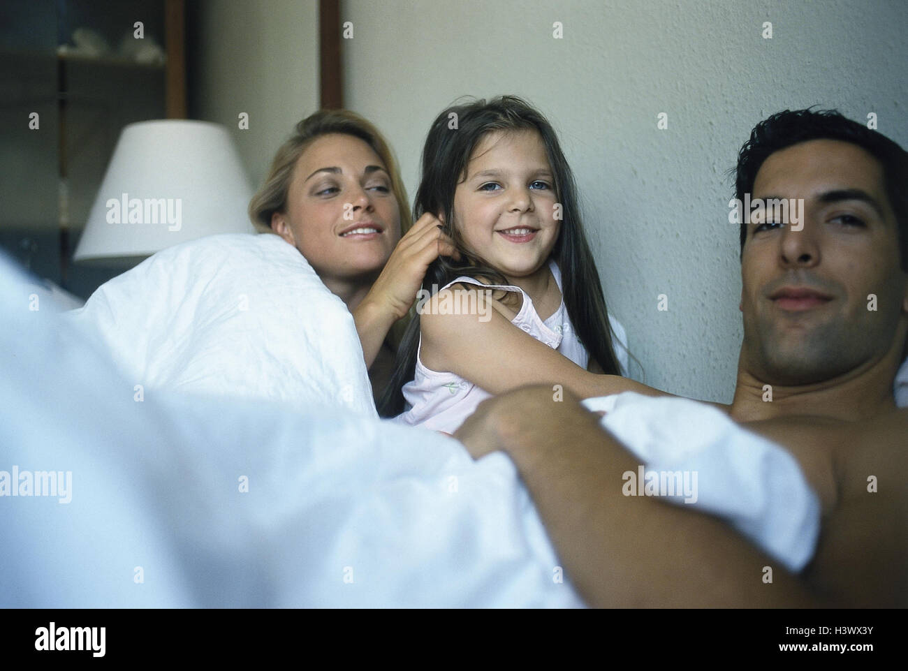 Parents, subsidiary, lie, relax bed, together, happy, detail, model ...