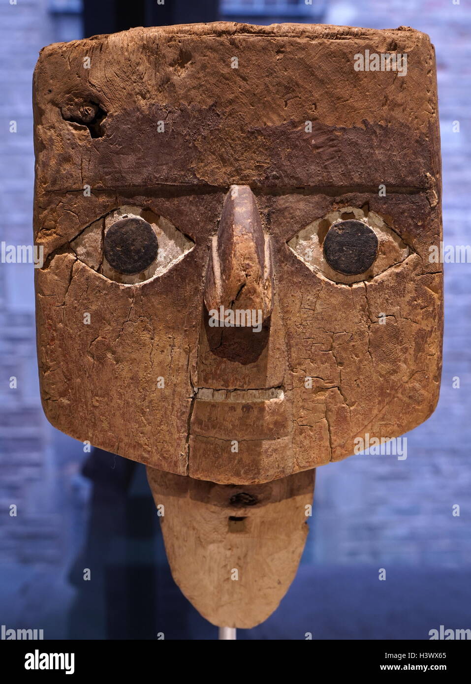 Wooden mask from Central Peru. Dated 11th Century Stock Photo - Alamy